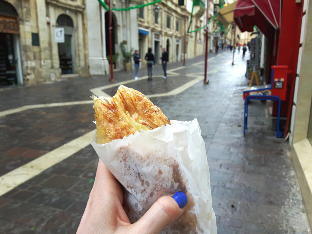 How To Find Great Places To Eat While Travelling - Where in the World ...