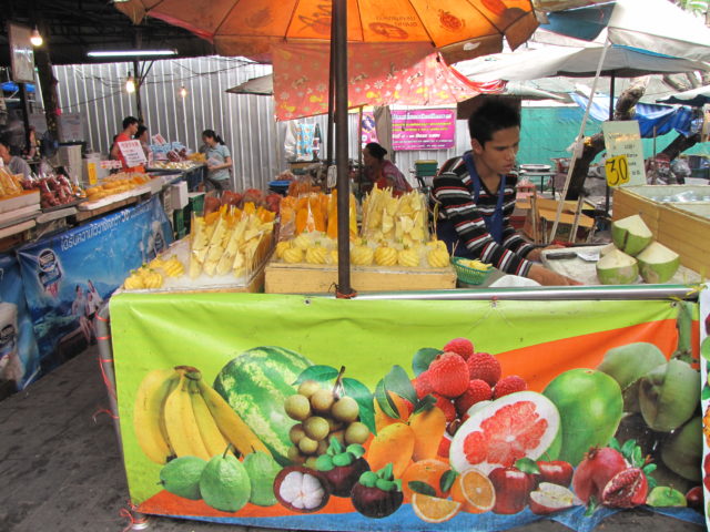 How To Find Great Places To Eat While Travelling - Where in the World ...